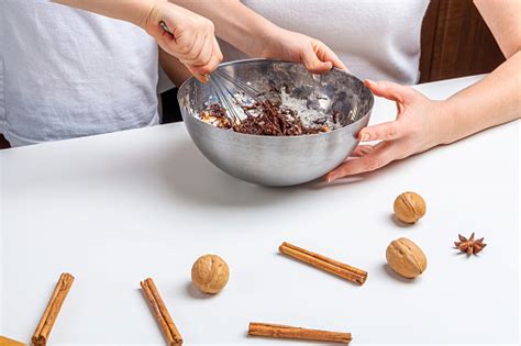 크리스마스와 새해 초콜릿 쿠키 또는 진저 브레드를 요리 전통적인 축제 베이킹 아이들과 함께 구워 9 단계 반죽 재료거품이 됩니다 단계 별 조리법 2명에 대한 스톡 사진 및