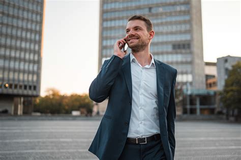 도시에서 야외에서 스마트 폰을 사용하는 잘 생긴 백인 사업가 30 34세에 대한 스톡 사진 및 기타 이미지 30 34세 건물 외관 경영자 Istock