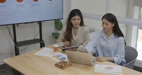 회의실에서 동료를 위해 직장에서 프로젝트 목표 설정 전략을 발표하는 여성 사업가 성공적인 사업 확장을 위한 이벤트 기획 25