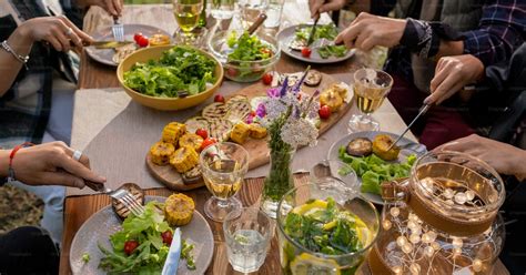 나이프와 포크를 들고 구운 야채와 샐러드를 먹는 여러 친구들의 손 사진 Unsplash의 사람 이미지