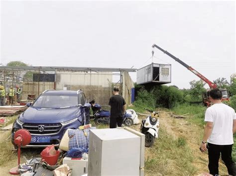 竹鹅溪边乱搭建 城管部门依法拆房屋调查执法人员