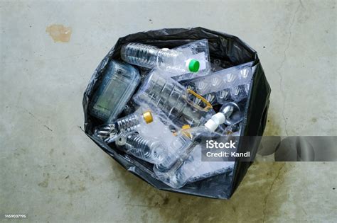 재활용을 위해 시멘트 바닥에 검은색 쓰레기 분류 백에 수집된 플라스틱 병 용기의 상단 각도 보기 폐기물 제로 지속 가능성 개념