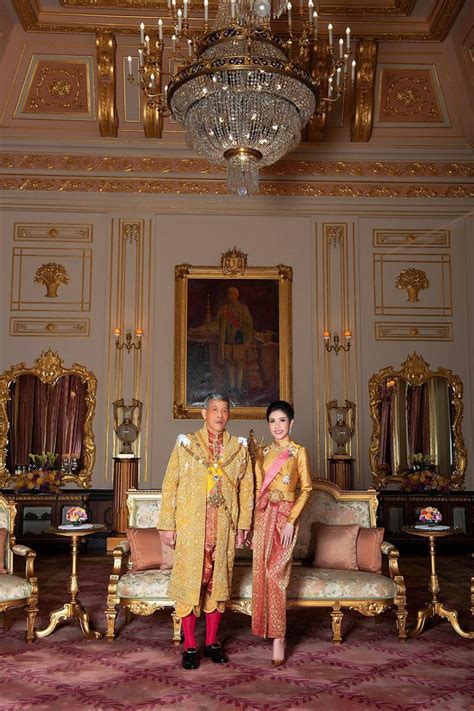 รัชกาลที่ 10 ทรงฉายพระรูปร่วมกับ เจ้าคุณพระสินีนาฏ พิลาสกัลยาณี