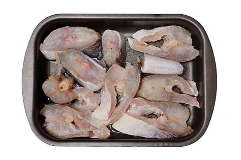 물고기는 금속 베이킹 시트에 조각으로 잘라 구이에 대 한 준비 흰색 배경에 고립 가까운에 대한 스톡 사진 및 기타 이미지