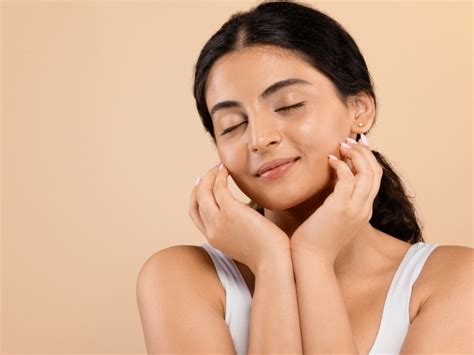 हर हफ्ते करें बस 3 स्टेप में पार्लर जैसा फेशियल मिलेगा गजब का ग्लो Get