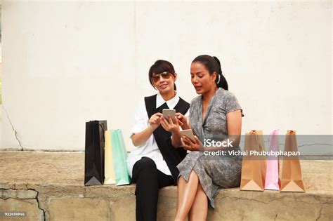 디지털 기술로 여성 레이디 쇼핑 개념입니다 아시아 친구 여성 쇼핑객 스마트 폰 인터넷 연결을 사용 하 여 다채로운 쇼핑 가방