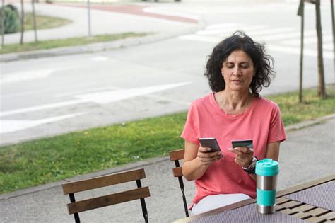 카페에서 즐기는 시니어 여성과 스마트폰으로 온라인 쇼핑 55 59세에 대한 스톡 사진 및 기타 이미지 55 59세 Brand Name Mobile Payment 고객