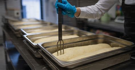 식당 주방에서 실내에서 식사를 준비하는 장갑을 낀 알아볼 수없는 요리사 사진 Unsplash의 음식 이미지