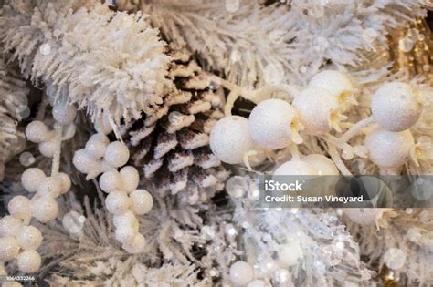 눈과 흰색 광채가 열매의 크리스마스 배경 Bokeh와 렌즈 플레어소나무 콘 커버 화이트와 골드 크리스마스에 대한 스톡 사진 및 기타 이미지 Istock