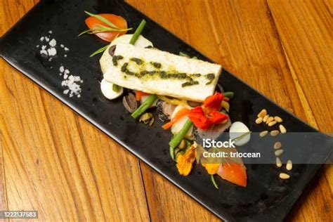 식용 꽃으로 장식 된 검은 접시에 아름답게 배열 된 참치 샌드위치 절묘한 요리 창조적 인 레스토랑 식사 개념 오트 쿠튀르 음식 0명에 대한 스톡 사진 및 기타 이미지