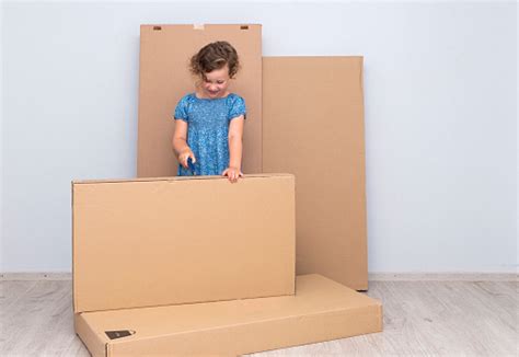 6살 백인 소녀가 커다란 골판지 상자를 들여다보고 있다 아이는 보육원을 위한 선물 가구를 받았습니다 4 5세에 대한 스톡 사진 및 기타 이미지 Istock