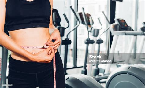 아름 다운 여자 사용 테이프 측정 허리 그녀는 피트 니스 체육관에서 운동 후 몸 슬림 25 29세에 대한 스톡 사진 및 기타 이미지 25 29세 감소 개념 Istock