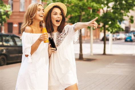 Dos Jóvenes Con Estilo Sonriente Hippie Morena Y Mujeres Rubias Modelos