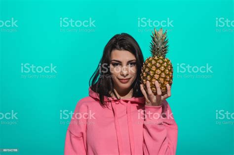 파란 색 배경으로 서 있는 동안 파인애플을 들고 젊은 여자 20 29세에 대한 스톡 사진 및 기타 이미지 20 29세 갈색 머리 감귤류 과일 Istock