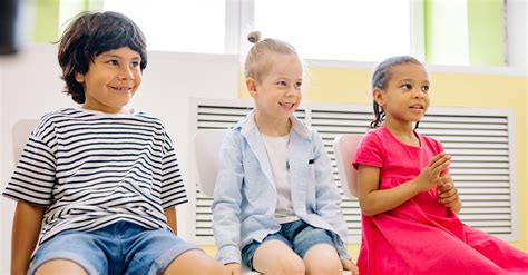 공부하다 교실 교육 그룹 급우 놀이 다문화 다양성 다채로운 단란함 듣는 라이프스타일 미소 짓는 미취학 아동 밝은 사회적 기술 상호 작용 성별