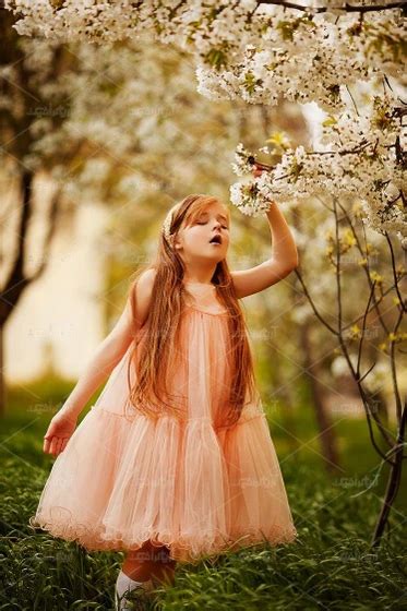 خرید و قیمت دانلود عکس با کیفیت دختر بچه زیبا در جنگل های پاییزی در حال