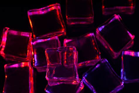 얼음 큐브 검은 배경에 분홍색과 보라색 백라이트와 얼음 조각을 녹는 매크로 수평 사진 각얼음에 대한 스톡 사진 및 기타 이미지