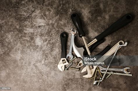 콘크리트 텍스처 배경에 건설 도구입니다 텍스트에 대 한 여유 공간 갈고리 발톱에 대한 스톡 사진 및 기타 이미지 갈고리 발톱 강철 개념 Istock