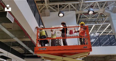 흰색 티셔츠와 검은 바지를 입은 남자가 빨간색과 노란색 금속 프레임에 앉아 있다 사진 Unsplash의 무료 인도 이미지