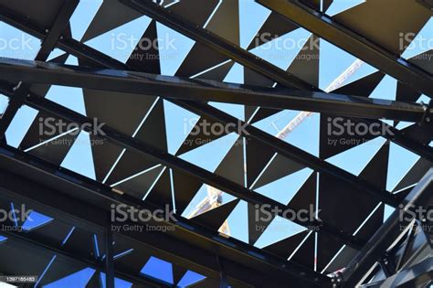 배경에 노란색 건물 크레인이있는 맑은 푸른 하늘에 검은 삼각형과 선의 그래픽 패턴 0명에 대한 스톡 사진 및 기타 이미지 0명 개념 건축 Istock