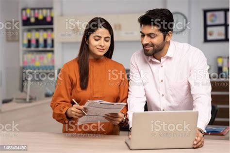 현대적인 사무실에서 함께 서류 작업을 하면서 노트북을 사용하는 두 사업가 스톡 사진 2명에 대한 스톡 사진 및 기타 이미지 2명 결정 계획 Istock