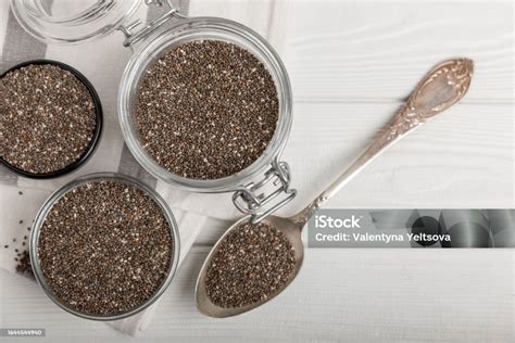 치아씨드를 곁들인 그릇과 숟가락 근접 촬영 슈퍼 푸드 건강에 좋은 음식 다이어트 적절한 영양의 개념 항 산화 텍스트를위한 장소 복사 공간 0명에 대한 스톡 사진 및 기타