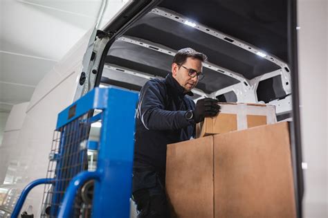 화물 밴에 상자를 집어 들고 있는 남자 측면 밴 도어에서 본 모습 배달 자동차에 대한 스톡 사진 및 기타 이미지 배달 자동차 창고 40 44세 Istock