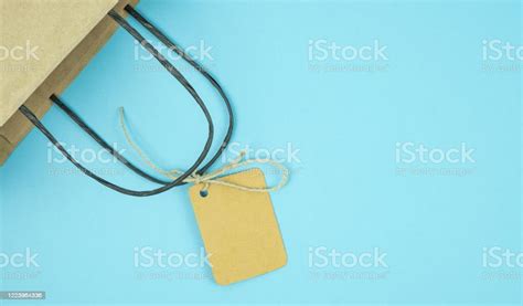 파란색 배경에 레이블이 있는 종이 쇼핑백 텍스트 없이 레이블을 지정합니다 컨셉 쇼핑 공간을 복사합니다 0명에 대한 스톡 사진 및 기타 이미지 Istock