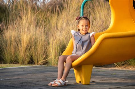 화창한 날에 공원에서 즐거운 시간을 보내는 쾌활한 행복한 소녀 6 7 살에 대한 스톡 사진 및 기타 이미지 6 7 살 공원 귀여운 Istock