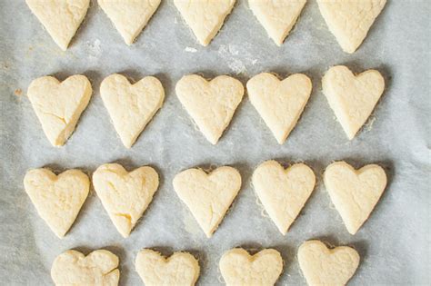 간단하고 맛있는 하트 모양의 쿠키를 아침 식사로 만드는 과정 발렌타인 데이 Diy 단계별 2월에 대한 스톡 사진 및 기타 이미지 Istock