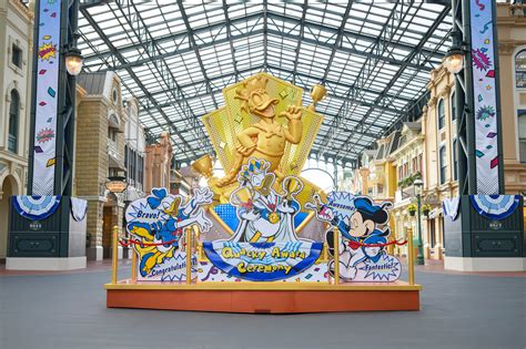【写真】東京ディズニーランド名物ミッキー花壇もフォトロケーションもドナルドに「ドナルドのクワッキー・ダックシティ」デコレーション｜あとなびマガジン