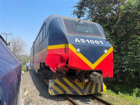 មនុស្ស២នាក់ត្រូវបញ្ជូនទៅសង្គ្រោះបន្ទាន់ក្រោយរទះភ្លើងបុករថយន្តសង្គ្រោះបន្ទាន់នៅខេត្តព្រះសីហនុ