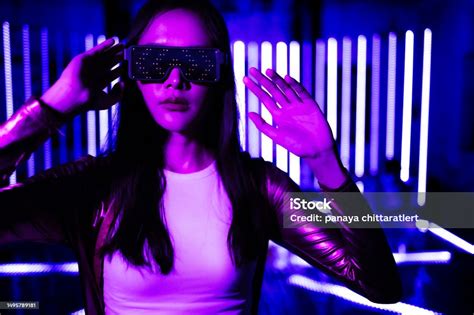 아시아 여자는 네온 불빛 벽 배경으로 게임을 한다 가상 현실 시뮬레이션 게임 및 미래 기술의 개념 25 29세에 대한 스톡 사진 및 기타 이미지 Istock