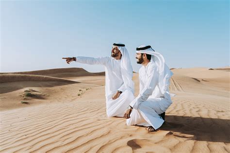 사막에서 아랍 칸두라 본딩을 입은 두 명의 중동 에미리트 남성 2명에 대한 스톡 사진 및 기타 이미지 2명 가리키기 남성