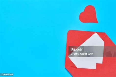 파란색 책상에 빈 흰색 종이와 열린 우편 봉투 근처 빨간 마음 사랑의 메시지 발렌타인 데이의 개념 텍스트의 공백입니다 맨 위 보기 개념에 대한 스톡 사진 및 기타 이미지