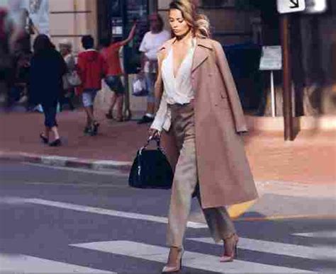 Пудровий колір в одязі повний огляд варіантів поєднань і 3 образи на вихід