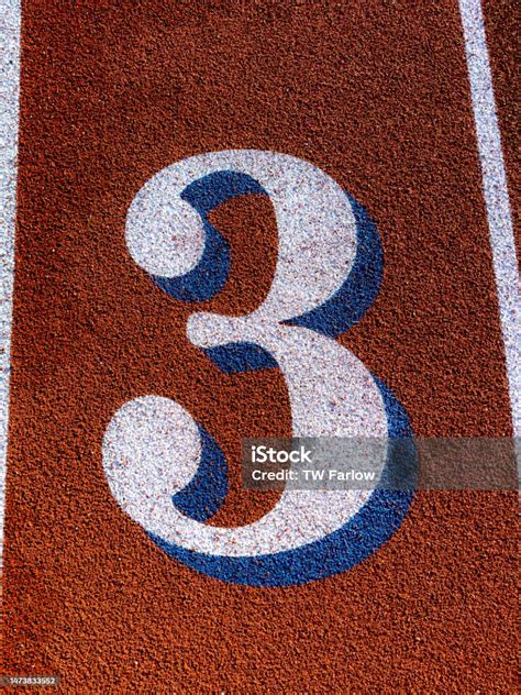흰색 차선 선과 기타 표시가있는 새로운 빨간색 달리기 트랙에서 3 번 차선을 닫습니다 0명에 대한 스톡 사진 및 기타 이미지 0명 건강한 생활방식 경쟁 Istock