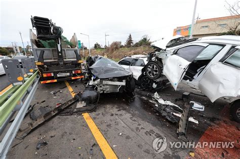 제주서 차량 연쇄추돌 사고 연합뉴스