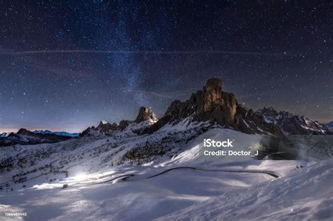 이탈리아 돌로미테스 코르티나 담페초 근처의 알프스 패스인 파소 지아우의 별이 빛나는 겨울 밤 코르티나 담페초에 대한 스톡 사진