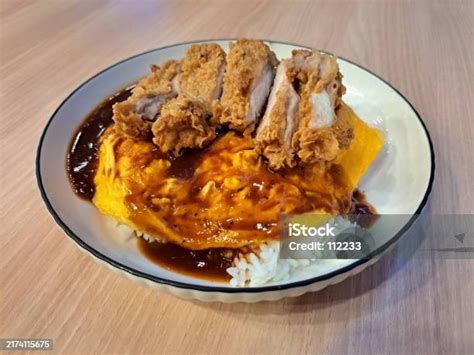 스팀엔드 라이스 에그 쉬폰 오므라이스 소스 치킨 커틀릿 캐러멜리젠드 어니언을 곁들인 닭고기 달걀 쉬폰 음식 메뉴 0명에 대한 스톡 사진 및 기타 이미지 Istock
