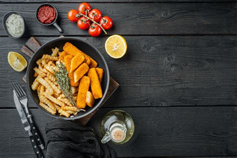 물고기 빵 부스러기 프라이밍 철 팬에 검은 나무 테이블 배경에 상단 보기 평면 누워 카피 스페이스와 텍스트 공간을 가진 생선 튀김에 대한 스톡 사진 및 기타 이미지 Istock