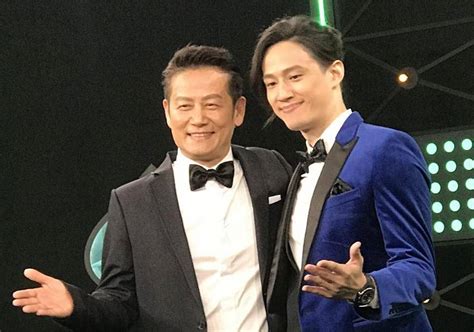 徐乃麟一家出游！妻子穿短裤大秀白皙美腿，夫妻十指紧扣太甜蜜徐新阳大儿子穿着