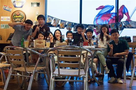 이 2010년 해외봉사를 함께한 사람들 2년이 지난 뒤에 만나 사람들은 많이 달라져 있었다 나는 변한것이 없는데 다들