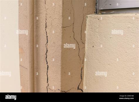 Defective Cracked Pillar Of Building May Pose Safety Threat Stock Photo Alamy