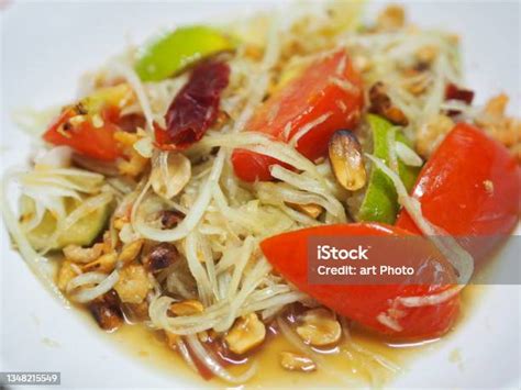 토마토 칠리와 마늘을 곁들인 그린 파파야 샐러드 새우와 함께 테이블에 야채를 얹고 태국 음식 맛 신 맛 달콤한 매운 짠 맛 0명에 대한 스톡 사진 및 기타 이미지 Istock