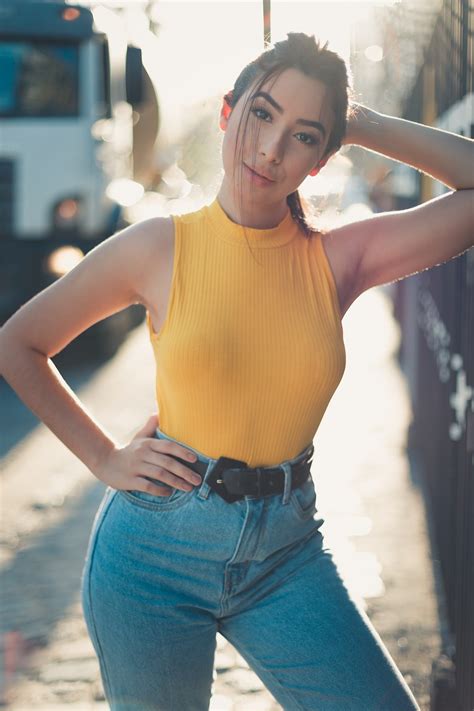 무료 이미지 푸른 의류 청바지 노랑 아름다움 피부 어깨 레이디 모델 사진 촬영 금발 유행 터키 옥 팔 다리 눈 사진술 말뿐인 허리 근육