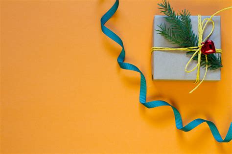 오렌지 색 배경에 재활용 종이와 크리스마스 장식에 싸여 선물 상자 플랫 레이 생일 결혼식 또는 크리스마스 개념입니다 0명에 대한 스톡 사진 및 기타 이미지 Istock