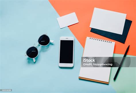 스마트폰 빈 봉투 선글라스와 현대 화려한 배경에 빈 노트북 크리에이 티브 평면 위치 스타일 작업 영역 책상 개념에 대한 스톡 사진 및 기타 이미지 Istock