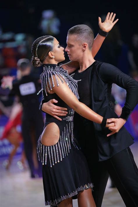 Без белья или полупрозрачность как тренд в латиноамериканской программе Платье для бальных