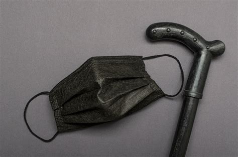 검은 얼굴 마스크의 클로즈업과 회색 표면에 지팡이를 걷는 19 성인을 위한 예방 치료의 개념 0명에 대한 스톡 사진 및 기타 이미지 Istock